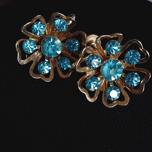 Coro | Jewelry | Coro Goldtone Floral Flower Screwback Vintage Blue ...